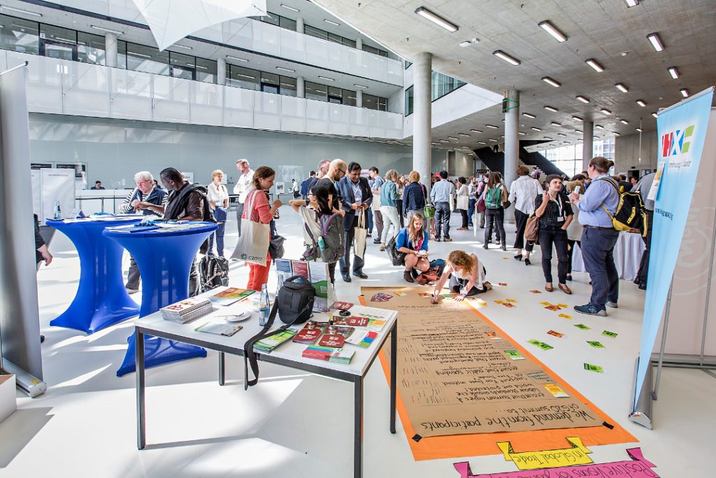 Angela Merkel besucht Gipfel der Zivilgesellschaft | FINK.HAMBURG