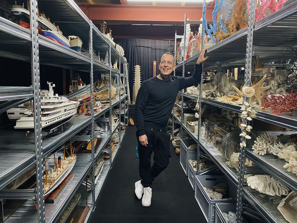 Zu Besuch in Deutschlands größtem Requisitenlager | FINK.HAMBURG